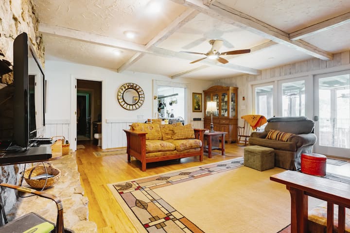 Country Home Close To Town Second Bedroom - Hickory, NC