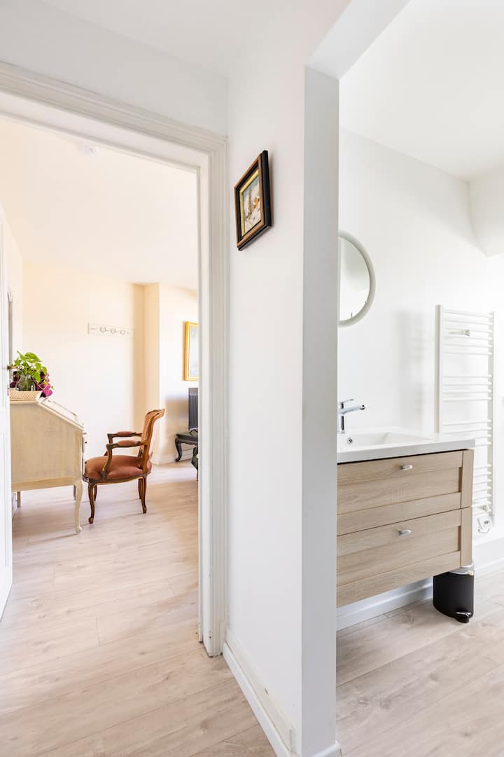 Ensuite Room In A Classic Mansion, Private Shower - Brussels Region