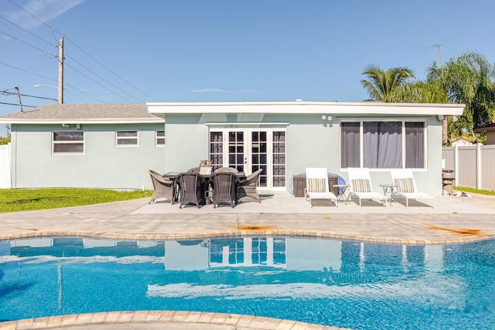 Home Sweet Home With Pool And Basketball Net - Hollywood, FL