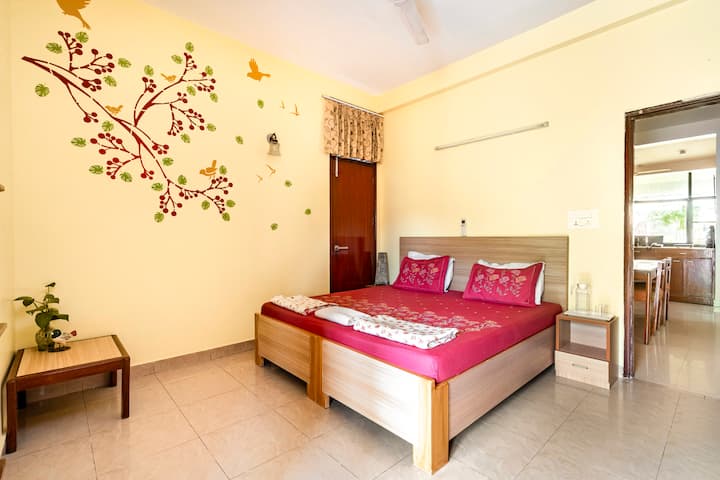 Green View Room + Balcony;  Room 2 With Superhosts - New Delhi