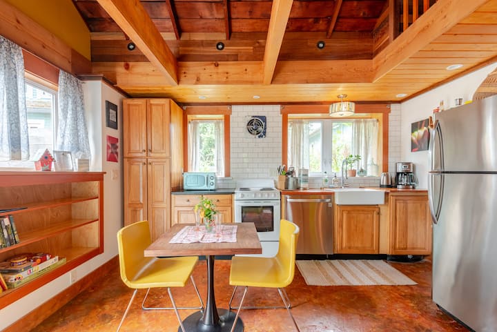 Oculus House, A Wood & Stone Neighborhood Retreat - St. Johns - Portland