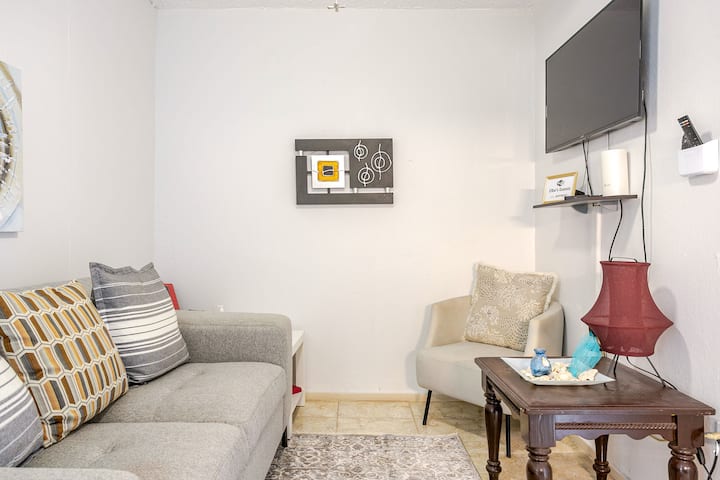 Cozy, Clean 1 Bedroom Apt. W/balcony & Free Pkg - Levittown