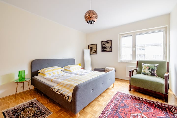 Retro-modern 100m2 & Balcony Near Schönbrunn - Viena