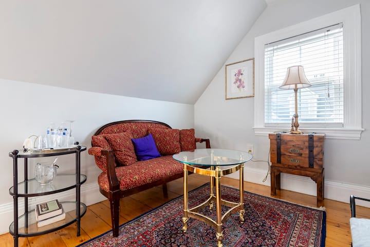 Beautiful Home (5 Minutes Away From The Train.) - Boston, MA