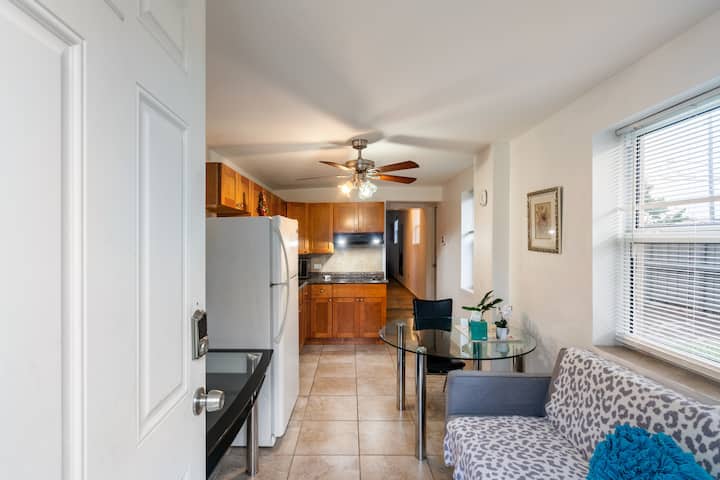 One Bedroom Space Close To Aventura Mall - North Miami Beach, FL