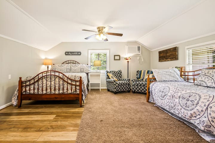 Trendy Studio Over Garage Near Downtown  And Bju - Greenville, SC