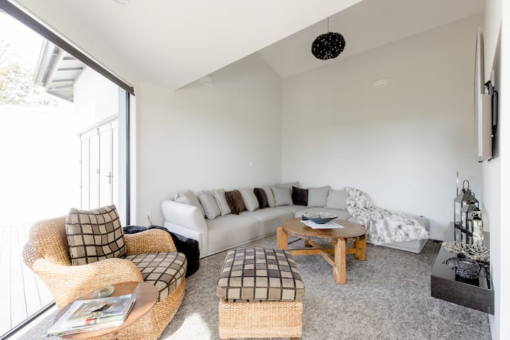 Room With Stunning City, River And Mountain Views - Palmerston North