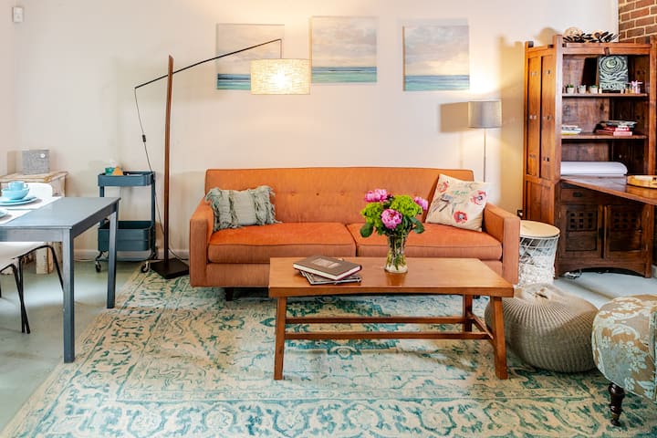 Private Carriage House, Kitchen, Pets, Backyard! - Colorado
