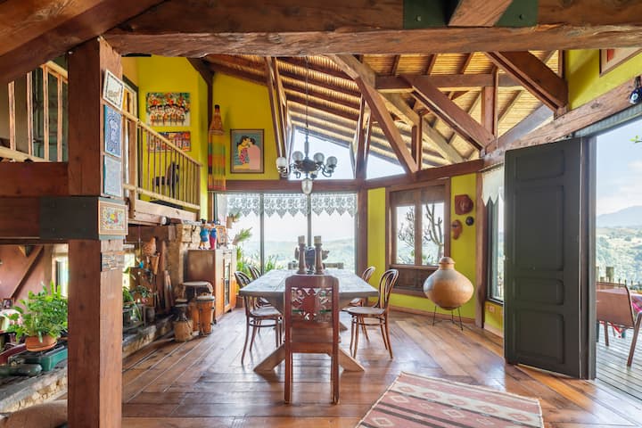 La Bohemia, Flotando Sobre El Valle De Cocora. - Salento