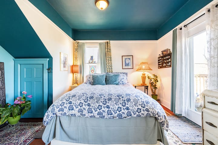 Spacious Mermaid Suite With Private Bath & Balcony - Tacoma