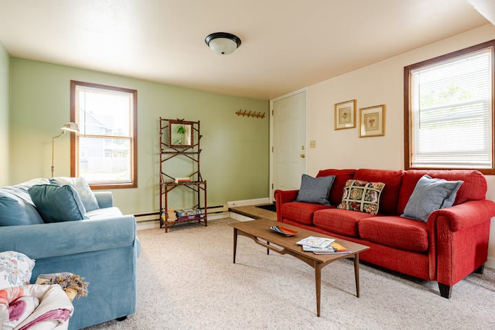 Historic Hillsboro Garden Apt - 4 Blocks From Max! - Hillsboro, OR