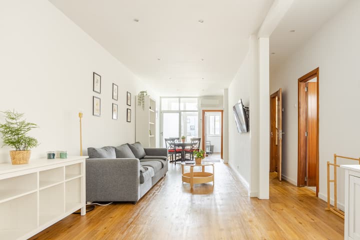 Spacious 2bd/1.5bt Flat In Porto City Center - Porto, Portugal
