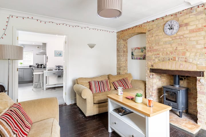 3 Bed Cottage, On Private Tranquil Lane. - Essex