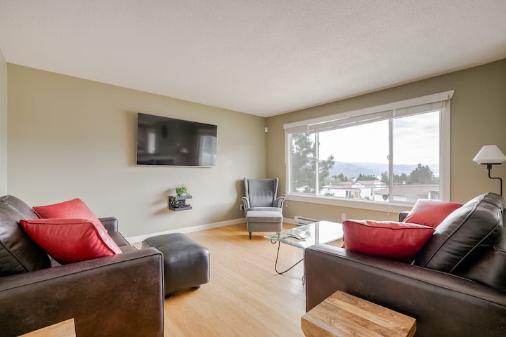Lake & Mountain View 4 Beds - 3 Bedrooms Up House - British Columbia