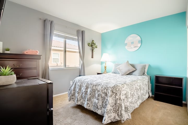 Cozy Home Away From Home! - Victorville, CA