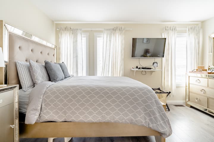 Charming Bedroom Beside Hospital W/private Bath+ac - Canada