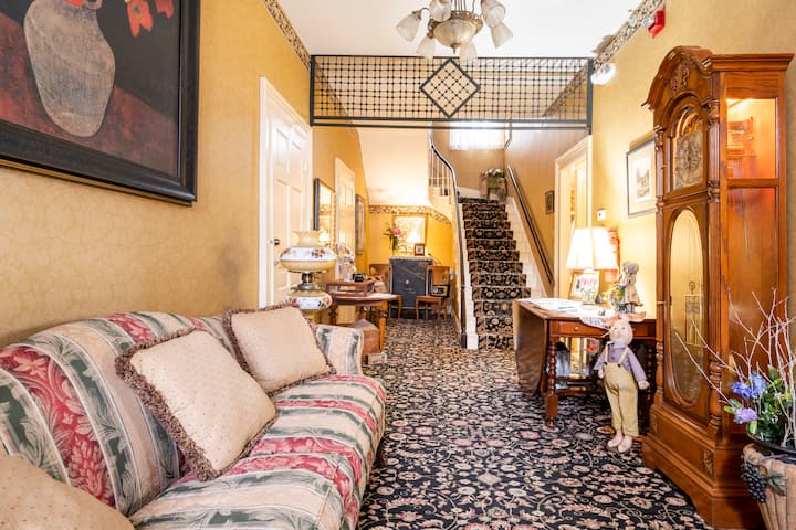 The Inn's Cozy "Green Room" - Lewisburg, PA