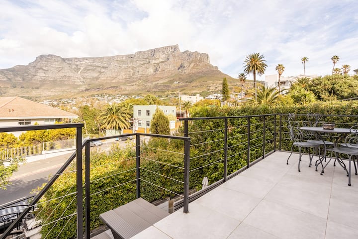 Apartment With Panoramic Mountain And City Views - Camps Bay