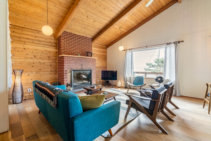 The Surfside - Ocean Views, Fireplace, Hot Tub - Cape Meares