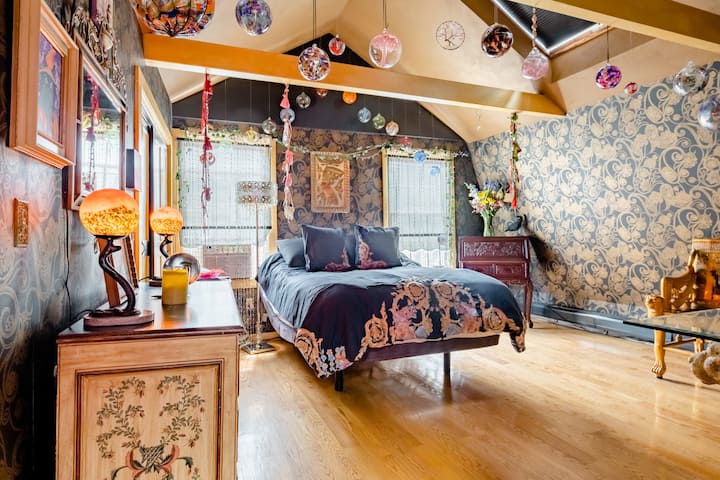 Crow Haven Corner's Love Nest - Salem, MA