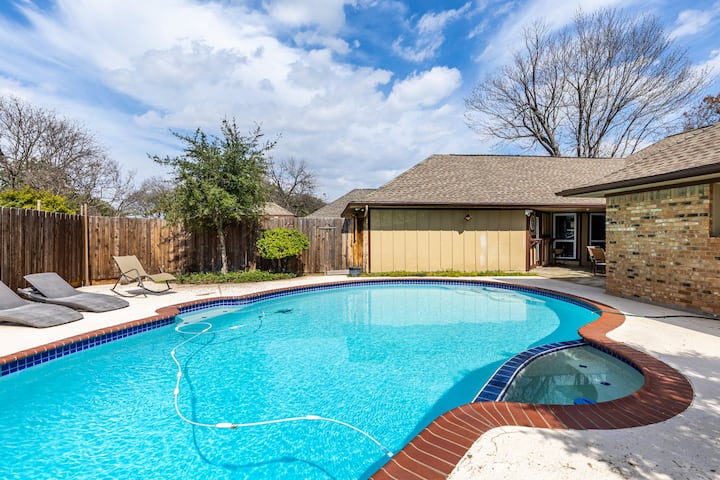 Pet-friendly Garland Retreat With Heated Pool - Richardson, TX