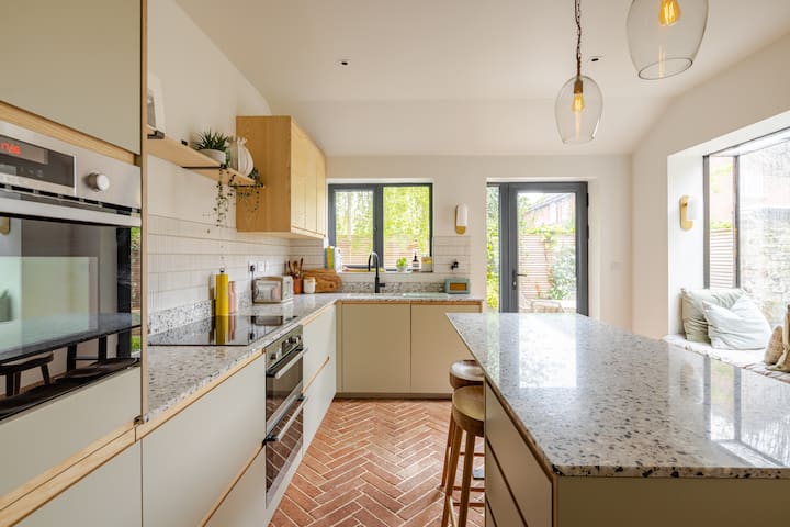 Pretty Terrace In Altrincham - Altrincham