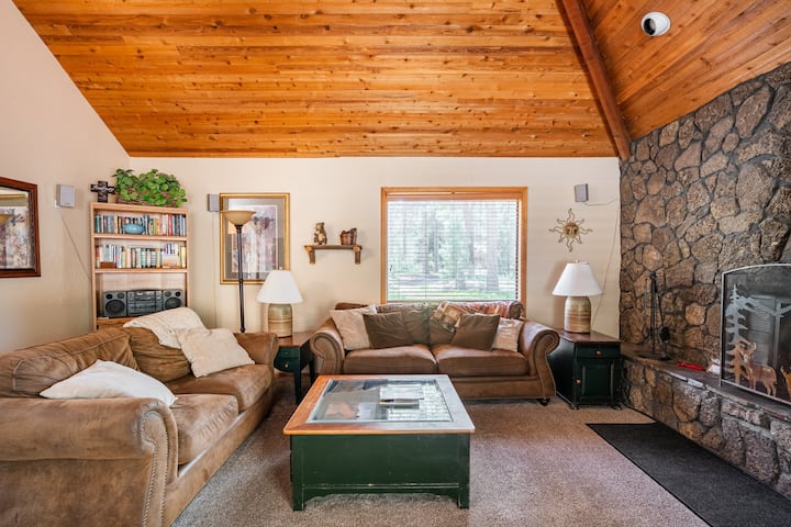 Sunriver Home -3bedroom, Hot Tub, Ac, Pool Passes! - Sunriver, OR