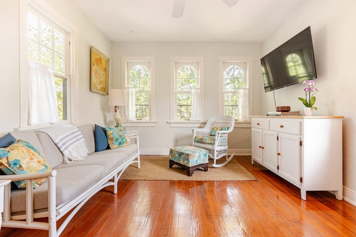 Upstairs Apartment (North) In Historic Home - Melbourne, FL