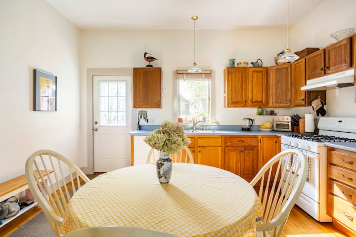 Comfy Room With Private Bath In 1884 Portland Home - Portland, ME