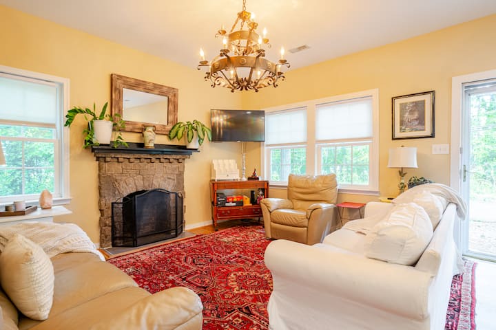 Charming Forest Hill Cottage - Richmond, VA