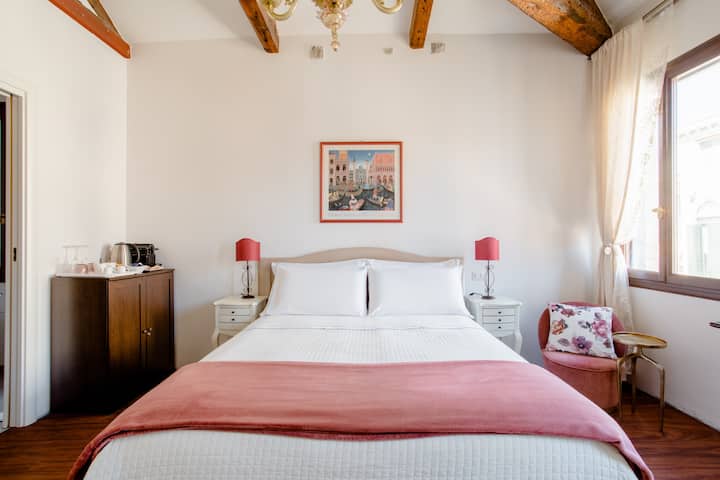 Canal View Room + En Suite Bathroom At Maisonmarea - Venecia
