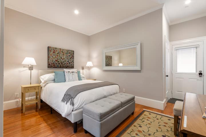 The Gray Door: Modern Suite + Walk Downtown - Petaluma, CA