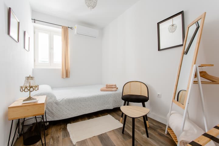 Einzelzimmer In Charmanter Wohnung Mit Terrasse - Cadix