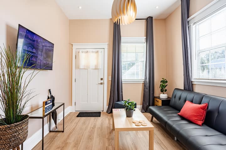 (Unit A) Newly Renovated Tampa 1 Bedroom Bungalow - Tampa, FL