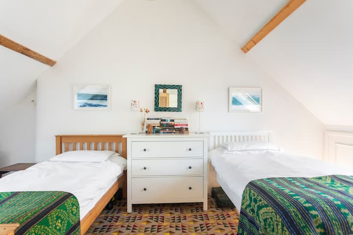 Twin Bedroom With Stunning Views - Port Gaverne