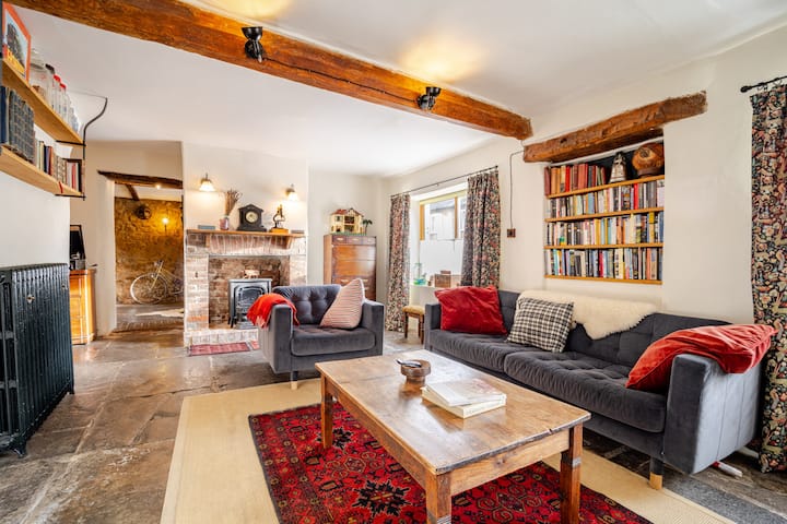 Four Bed Historic Home In Somerset Market Town - Bruton