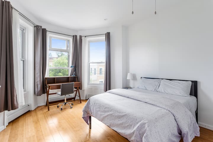 Beautiful Bedroom With A Bay Window 2a - New York City
