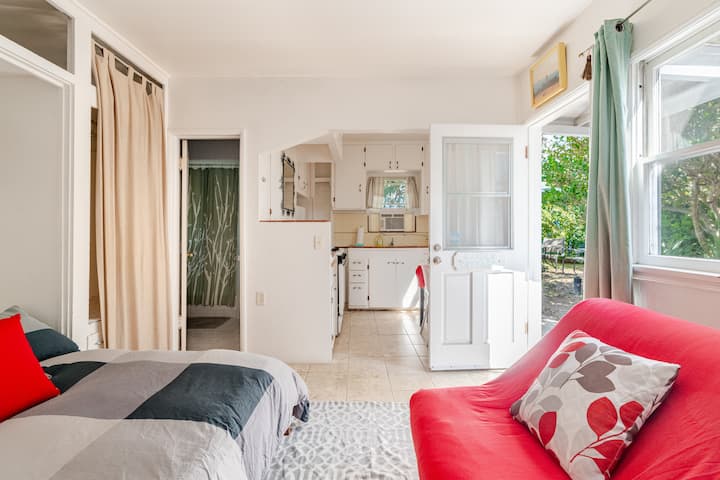 Short Term Avail. Now! Sunny Venice Garden Cottage - Los Angeles