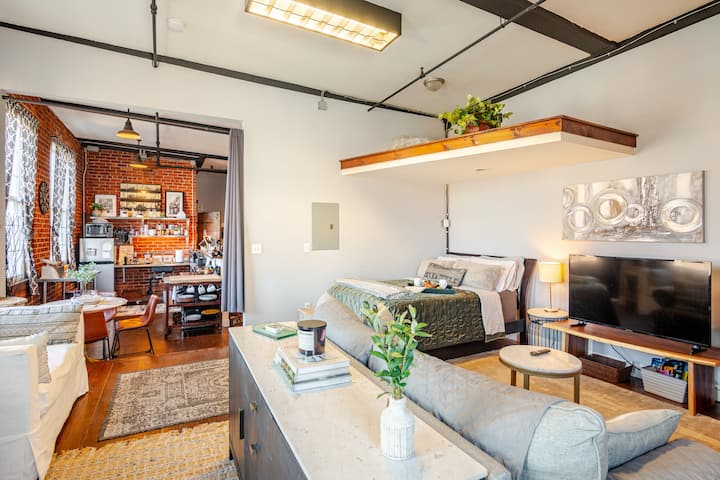 Modern Industrial Apartment With Rooftop Access - Connecticut