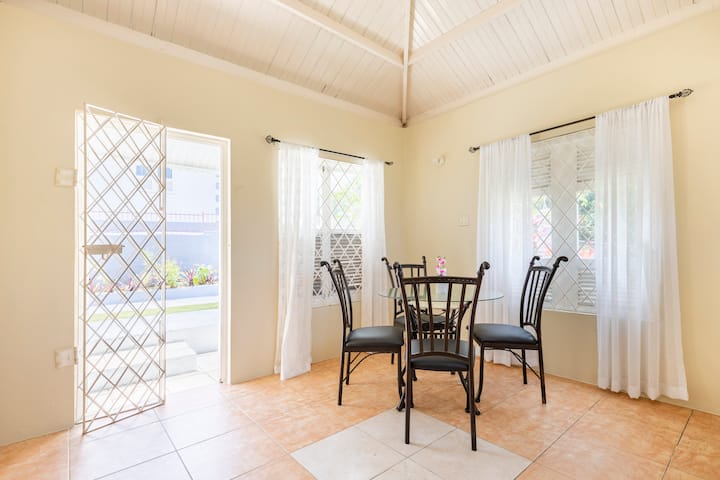 Ocho Rios Modern Newly Refurbished Ensuite. - Ocho Rios