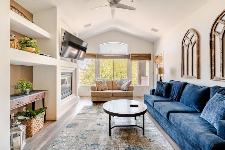 North Scottsdale 2bd Condo W/ Den - USA
