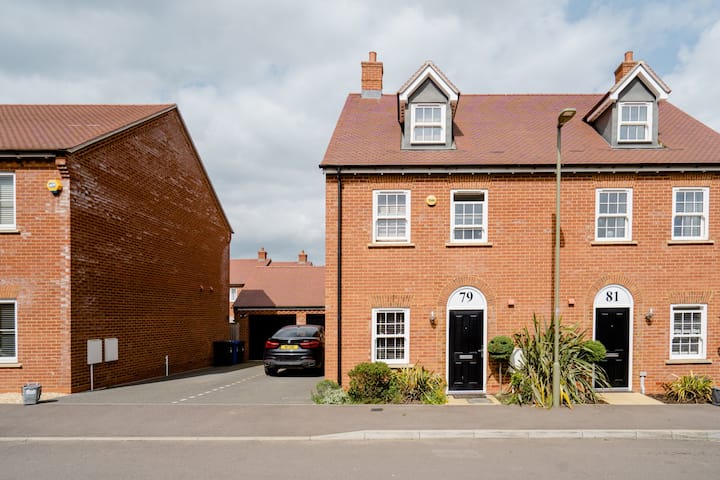 Spacious Double Bedroom/park Based - Free Parking - Banbury