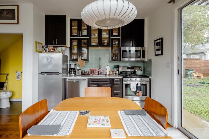 Spacious Home In Quiet, Walkable Neighborhood - Austin, TX
