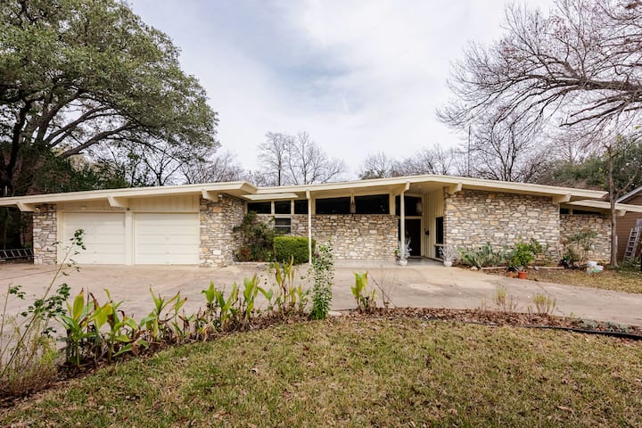 Enormous Private Entry Room Central - Austin, TX