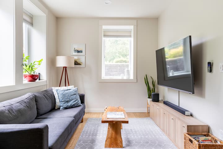 2 Bdrm, Newly Remodeled, Quaint, And Central Suite - Seattle, WA