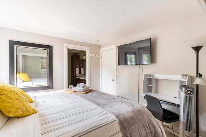 Greenwood Condo; King Bed, Spa & Gym - Shoreline, WA