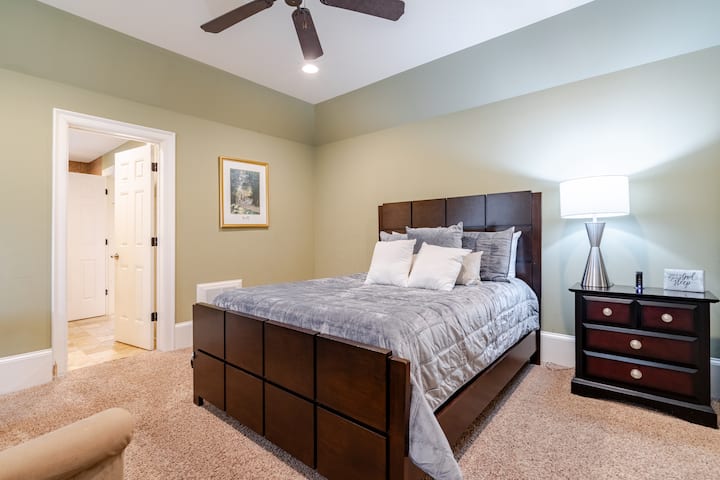 Private Flat With Pool, Spa & Parking - Acworth, GA
