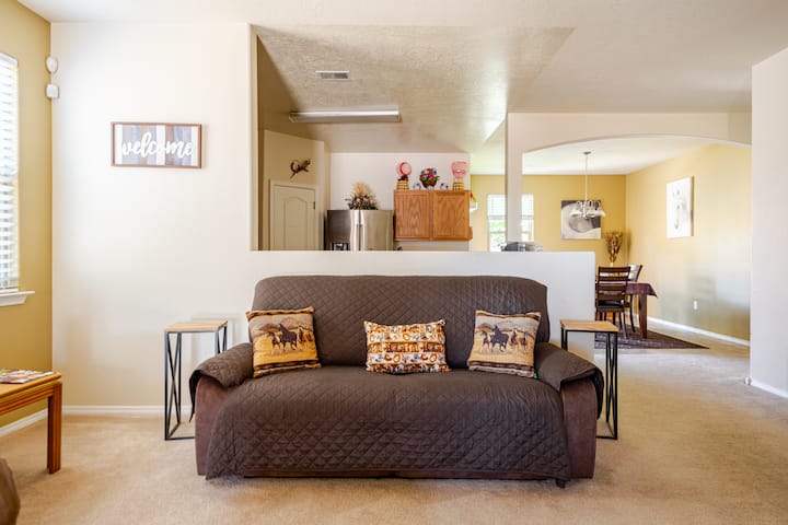 Quiet And Spacious Home At The Meadows - Albuquerque, NM