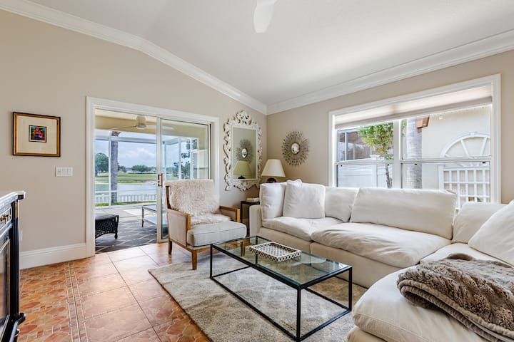 Gorgeous Water View Villa Near Lake Sumter Landing - Wildwood, FL