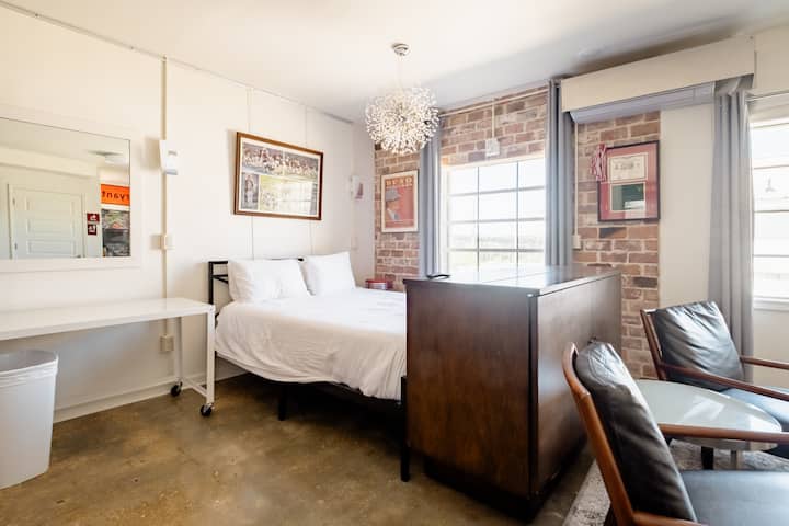 Alabama Boutique Hotel: #8 Pinball, Kitch, Sleep 4 - Tuscaloosa, AL